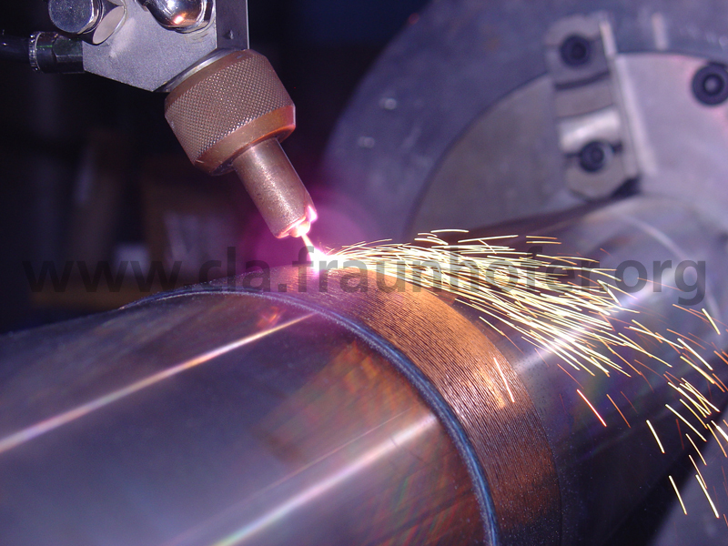 Cyclone powder nozzle for lateral powder feed